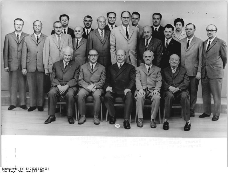 Wie die SED die DDR vor der Realität rettete | Christine Sievers ...